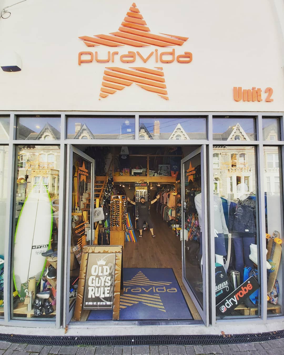 Puravida Boardriders – Red Equipment - ROW
